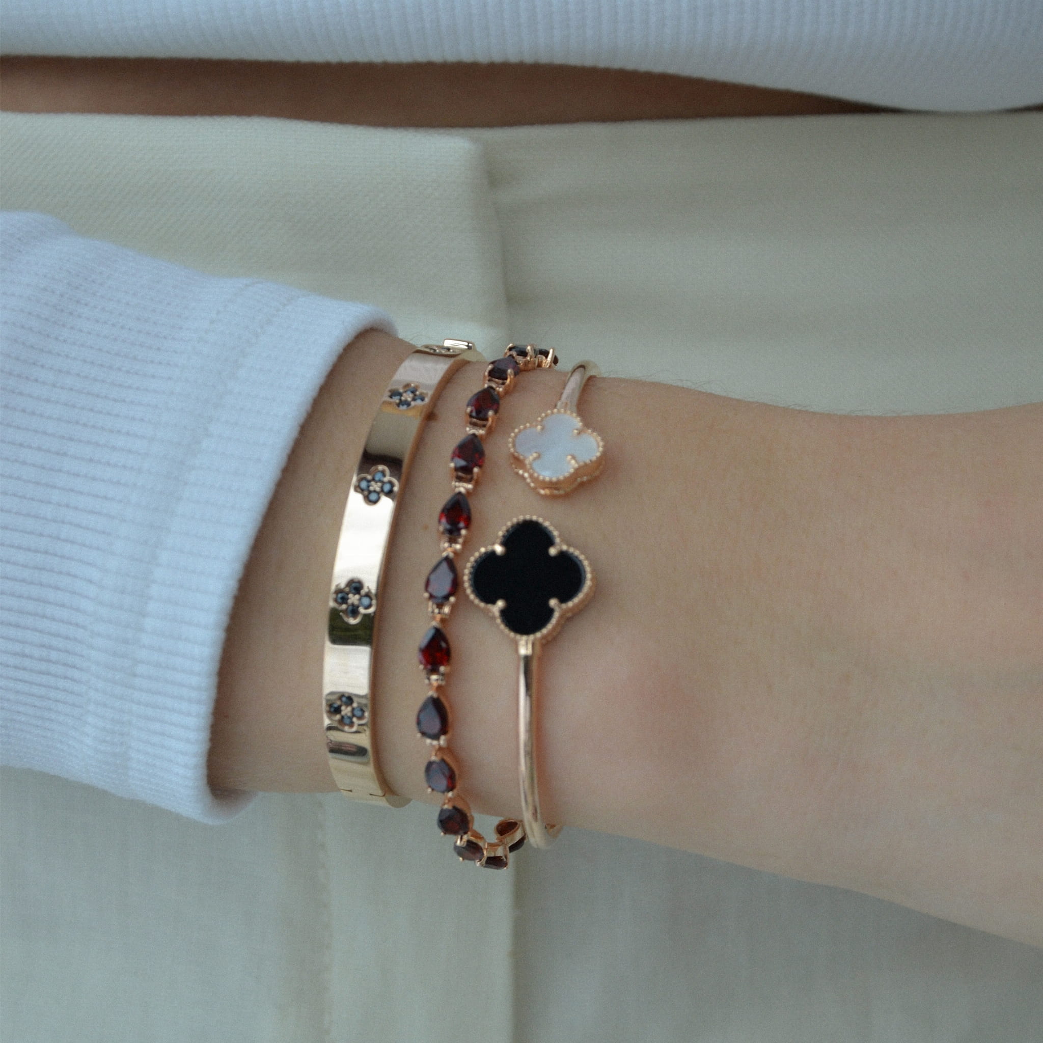 Złota sztywna bransoletka kwiatuszki rose gold 585: Złoto próby 585 ...